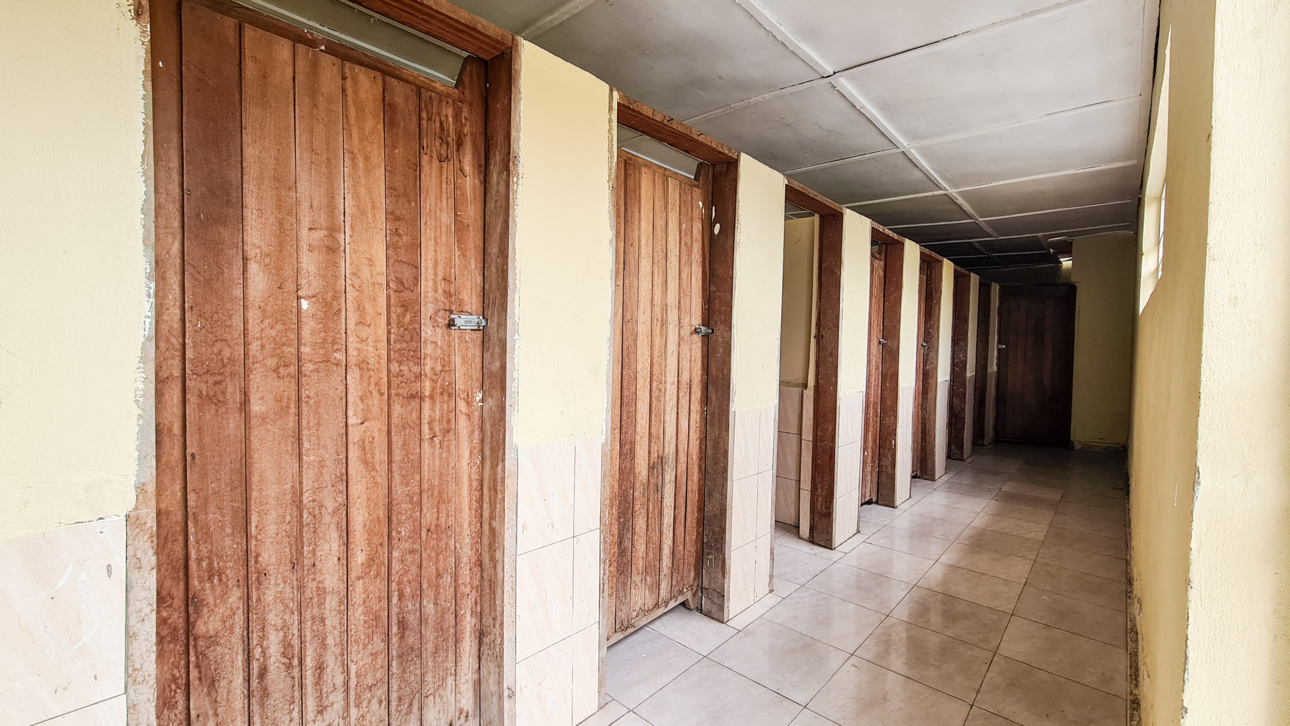 Les élèves du lycée Anuarite de Goma, contents des nouvelles toilettes