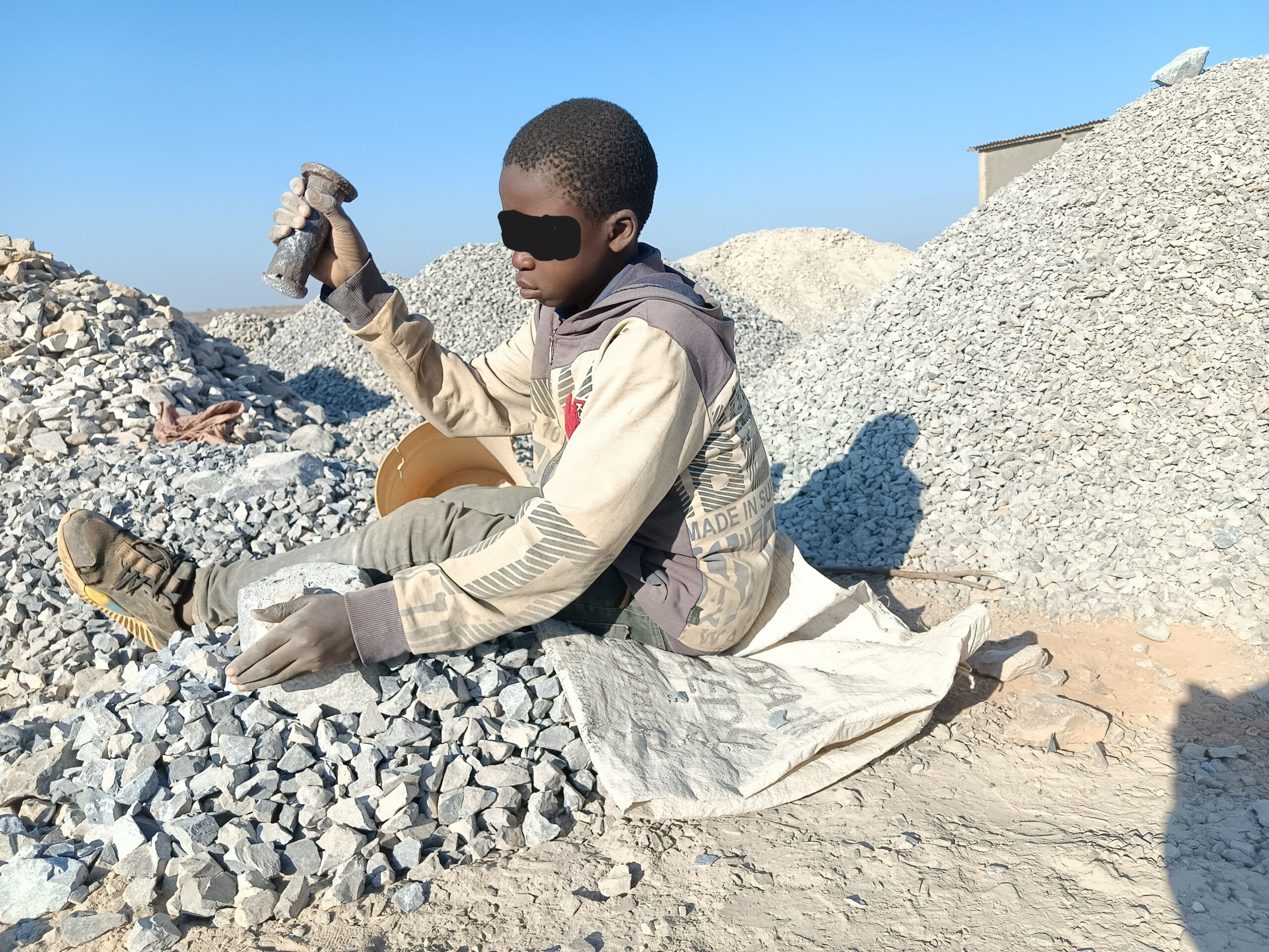 Kipushi : Concasser de la pierre, le quotidien de Job